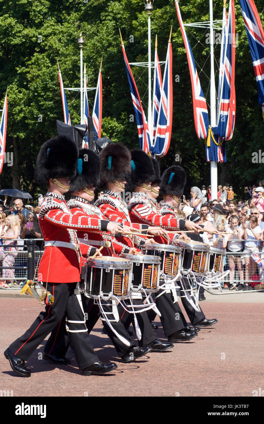 Irish guards queen hi-res stock photography and images - Alamy