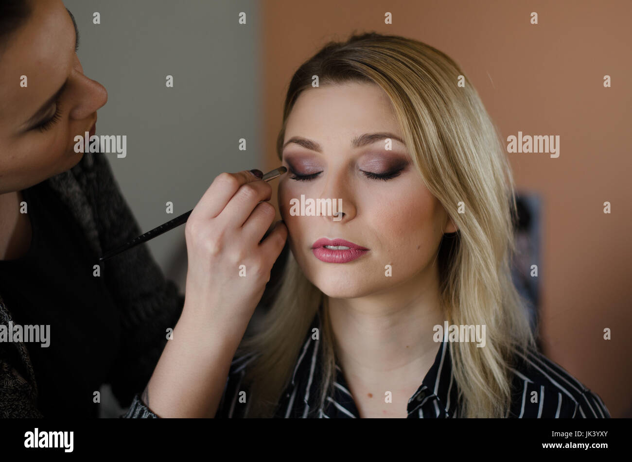 Make up artist hi-res stock photography and images - Alamy
