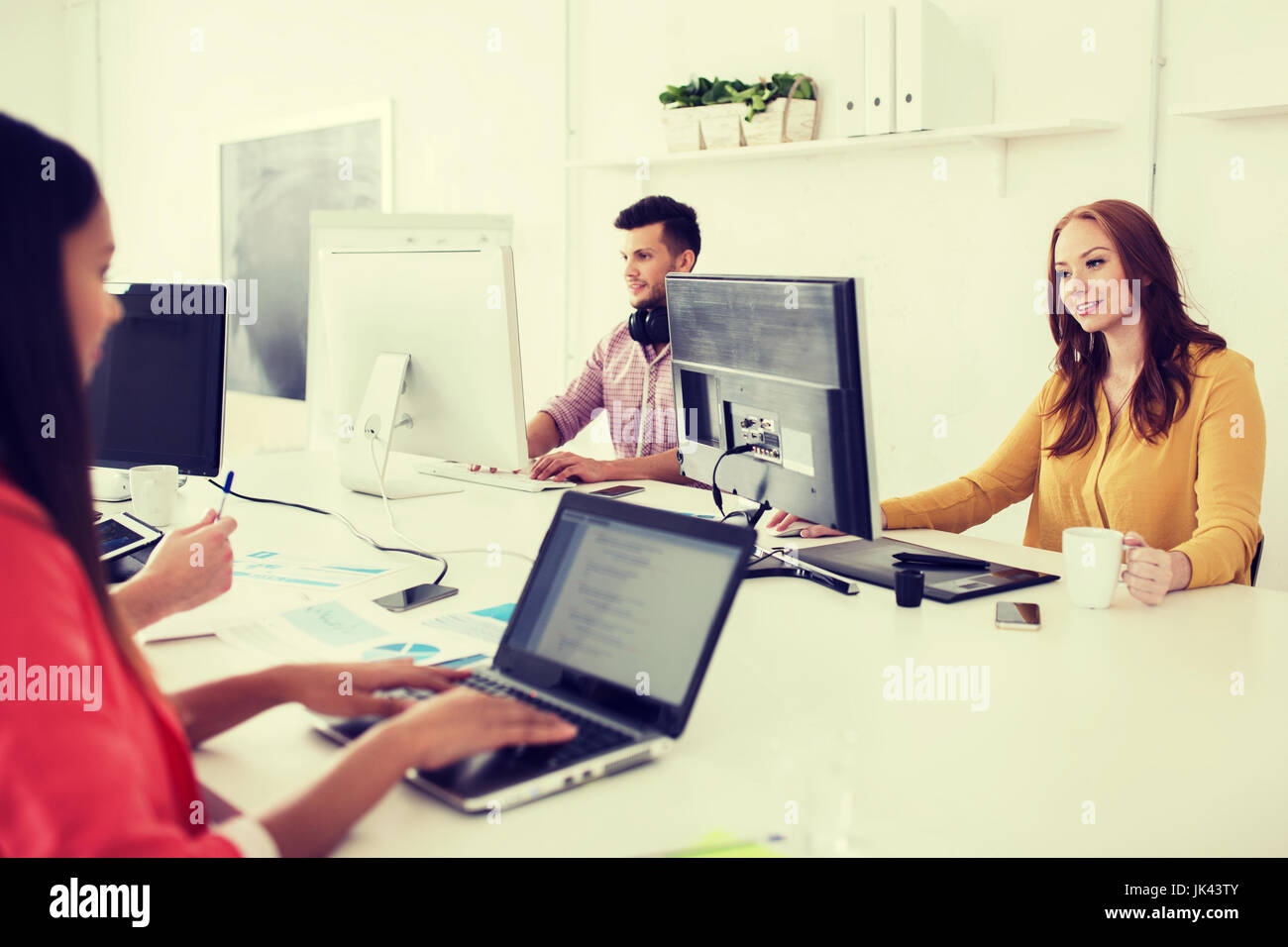 Black women working computers hi-res stock photography and images - Alamy