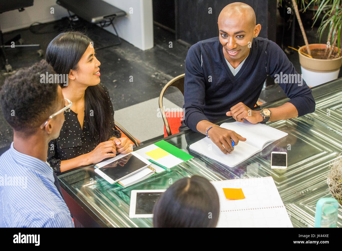 Four people smiling hi-res stock photography and images - Alamy