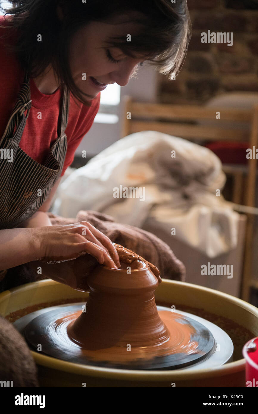 Clay pot maker hi-res stock photography and images - Alamy