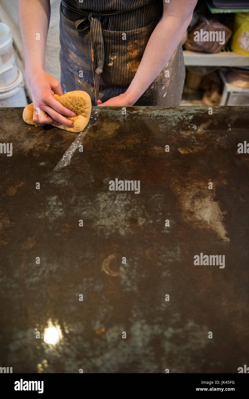 Wiping table hi-res stock photography and images - Alamy