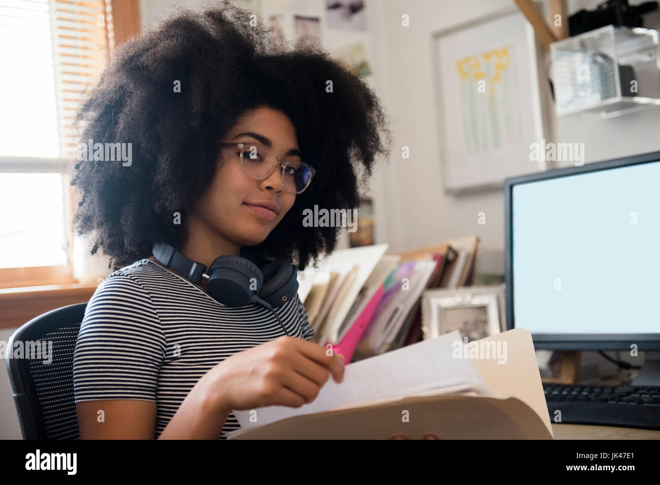 African american woman computer hi-res stock photography and images - Alamy
