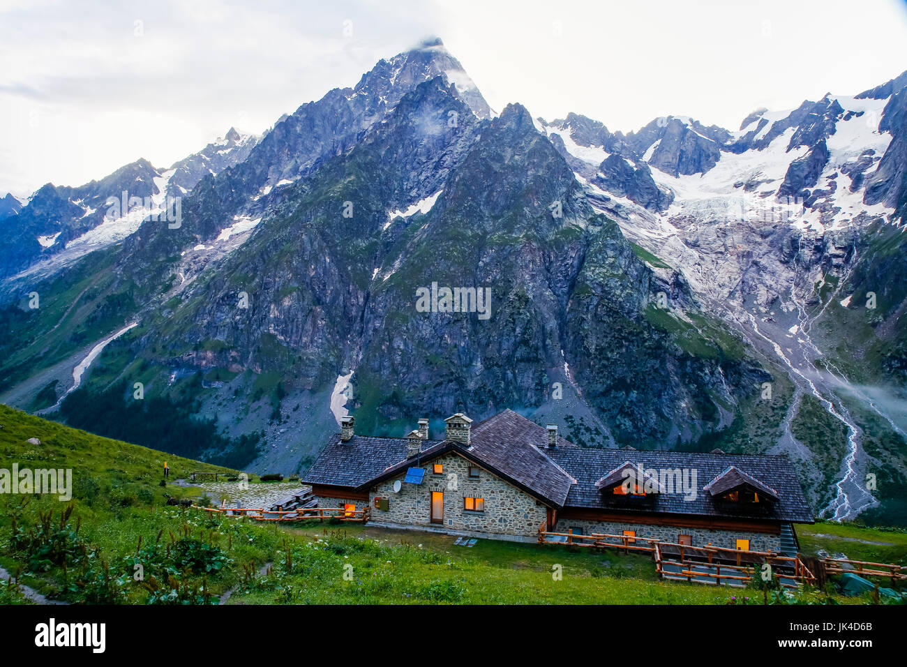 Refuge de bonatti hi-res stock photography and images - Alamy