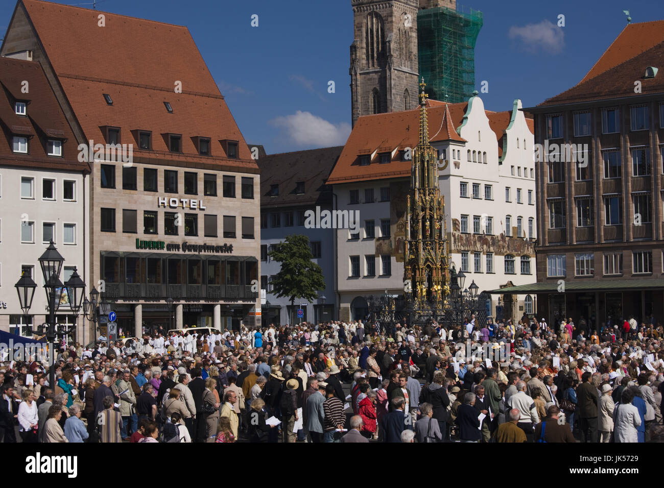 Assembled crowd hi-res stock photography and images - Alamy