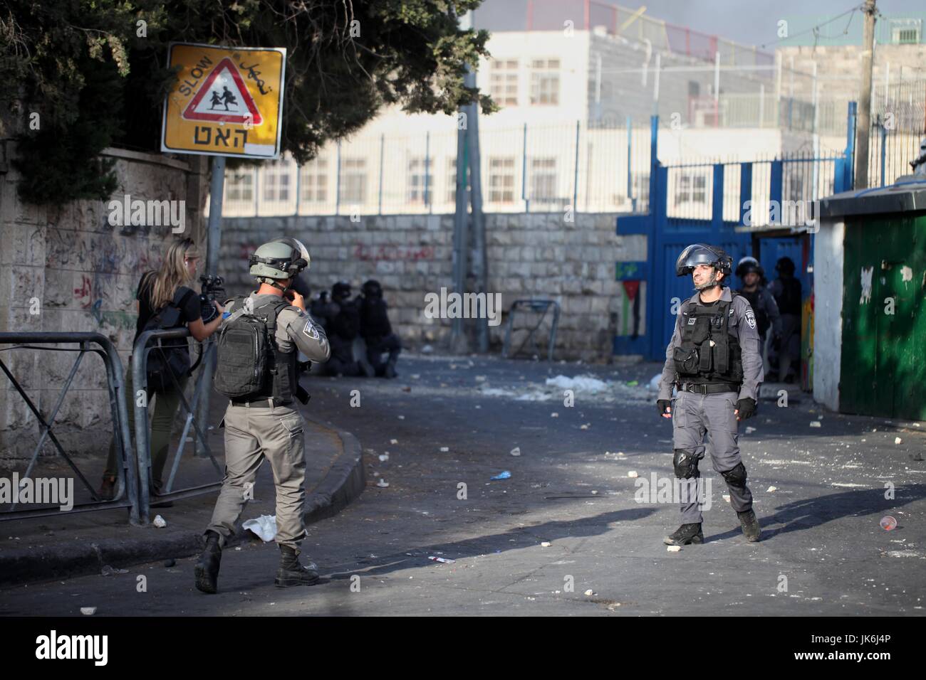 Al aqsa mosque under attack hi-res stock photography and images - Alamy