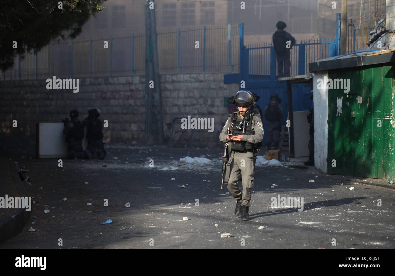 Al aqsa mosque under attack hi-res stock photography and images - Alamy