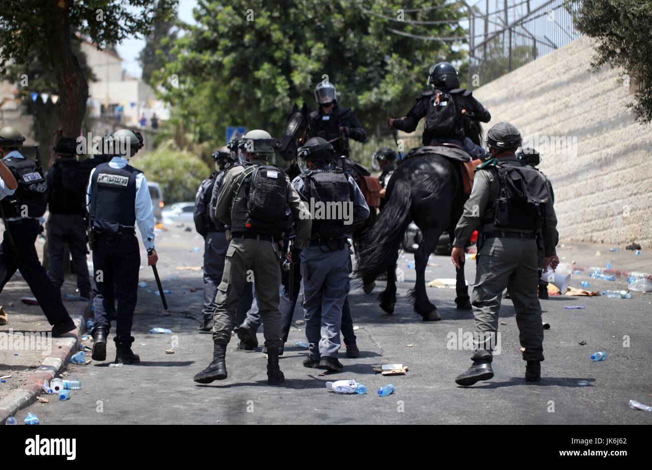 Al aqsa mosque under attack hi-res stock photography and images - Alamy