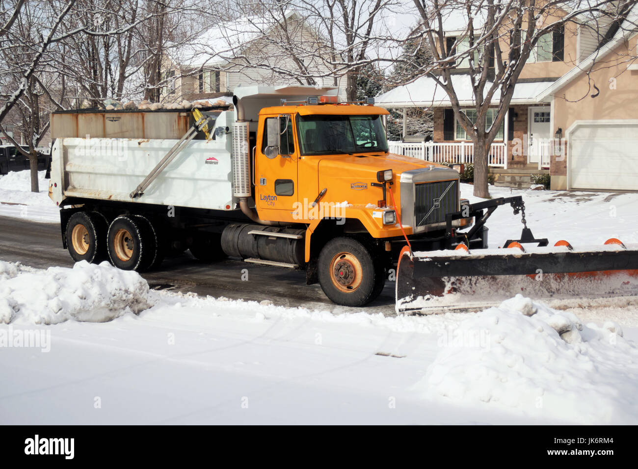 Sidewalk piles of snow hi-res stock photography and images - Alamy