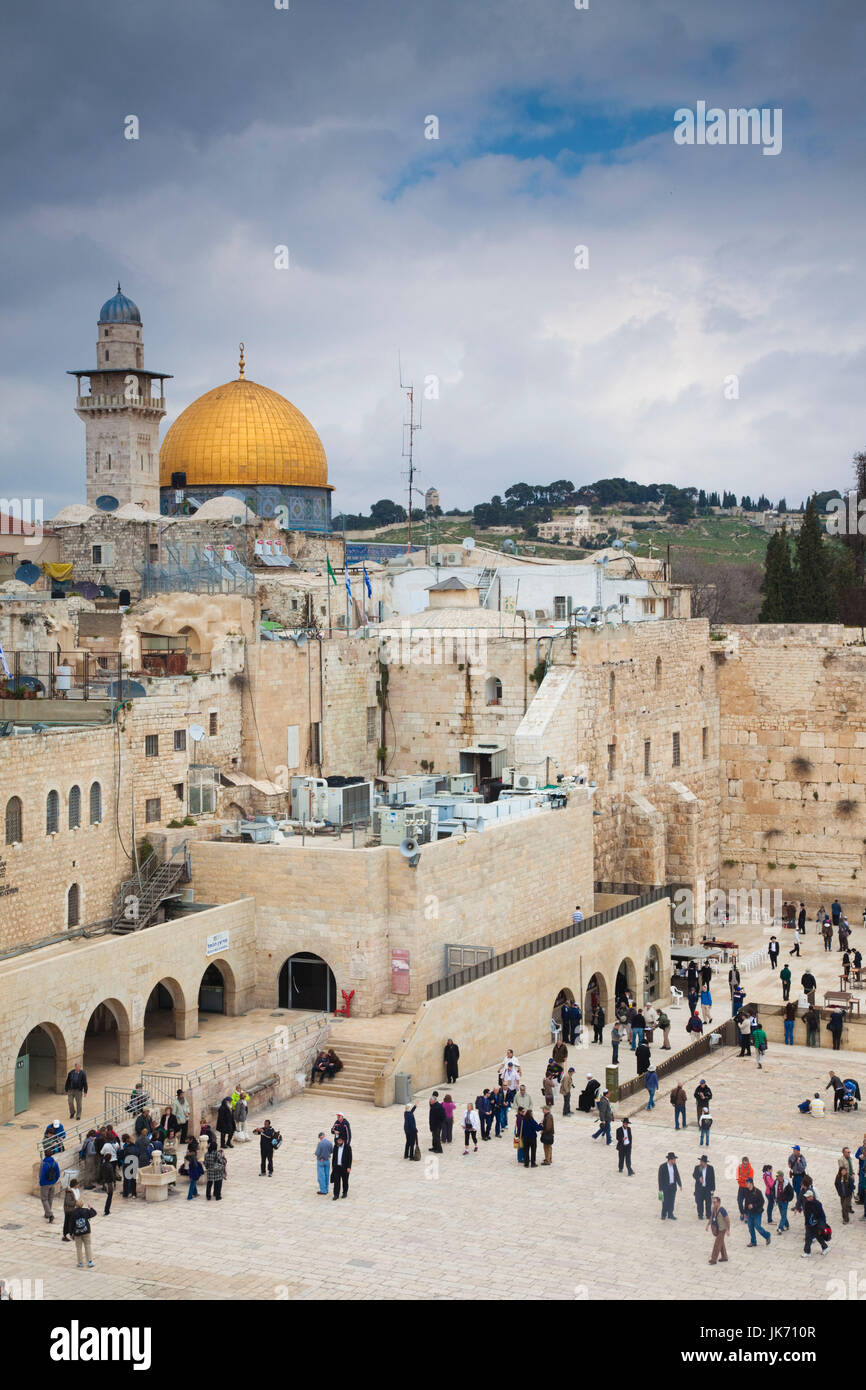 Israel, Jerusalem, Old City, visitors to Western Wall Plaza and the ...