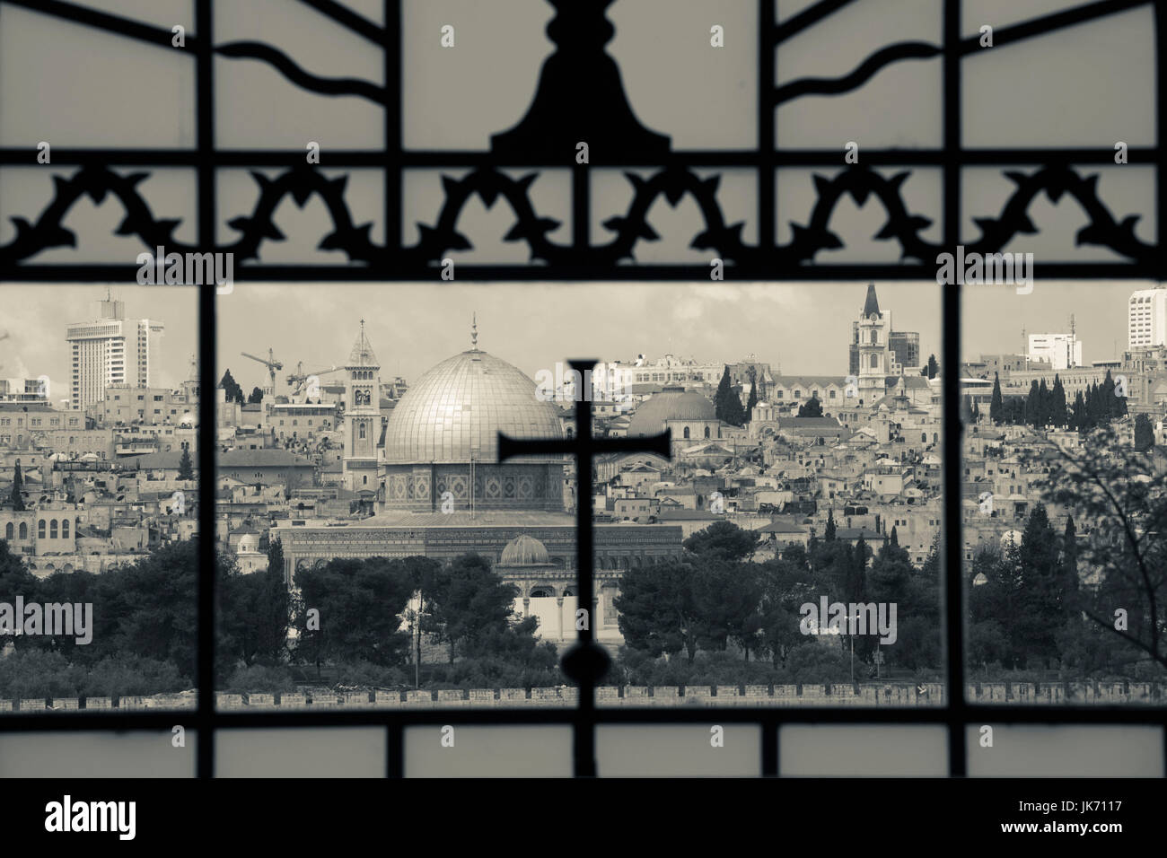 Israel, Jerusalem, Mount of Olives, view of the Dome of the Rock from ...
