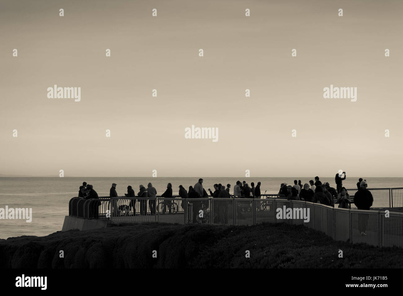 People watching surfers on steamers lane hi-res stock photography and ...