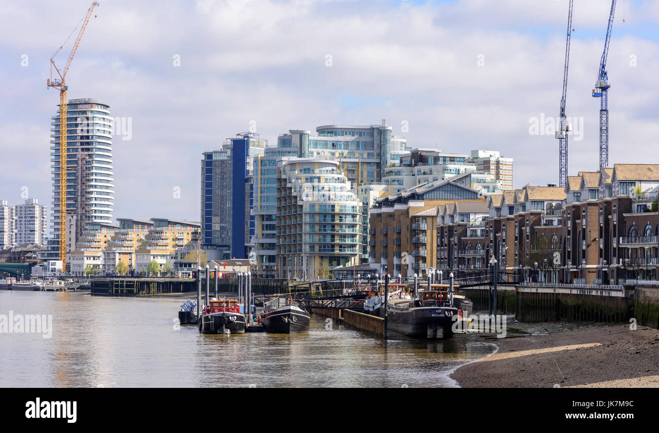 Plantation Wharf with houseboats on River Thames with apartments and ...