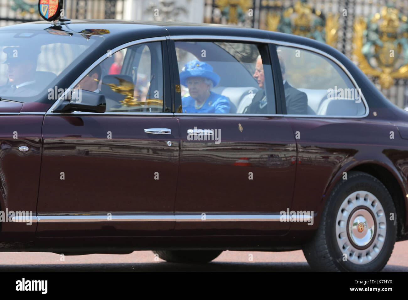 Queen Elizabeth II and Prince Charles travel from Buckingham Palace to ...