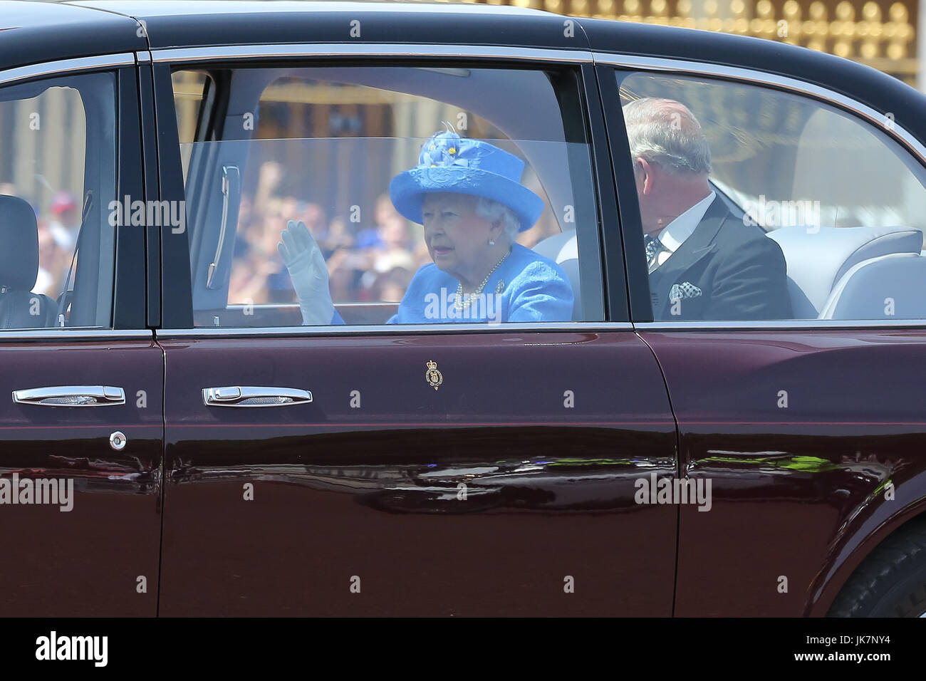 Queen Elizabeth II and Prince Charles travel from Buckingham Palace to ...