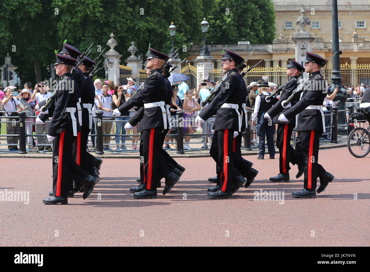 Queen Elizabeth II and Prince Charles travels from Buckingham Palace to ...