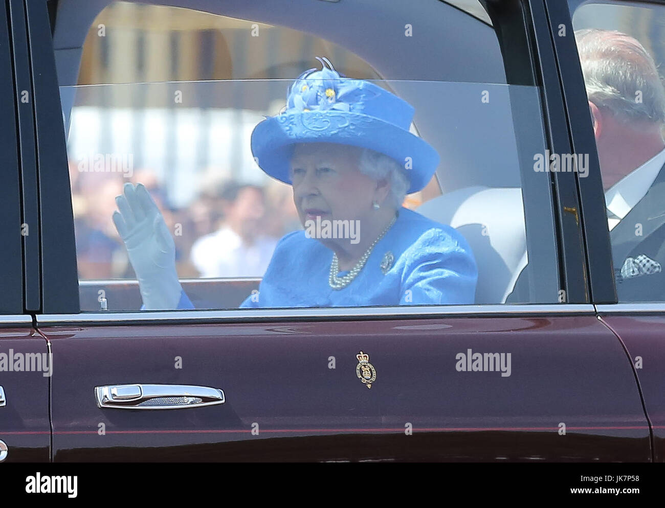 Queen Elizabeth II and Prince Charles travel from Buckingham Palace to ...