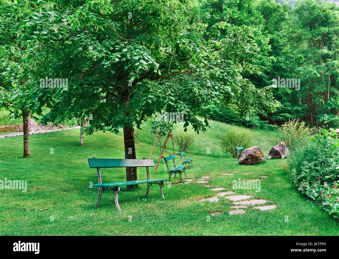 Bench chair garden grass hi-res stock photography and images - Alamy