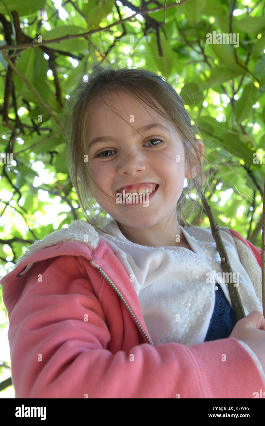 Girl by tree hi-res stock photography and images - Alamy