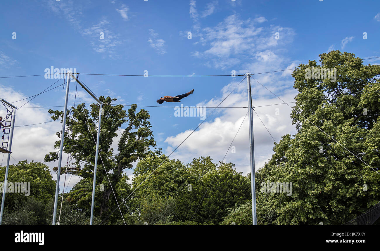 Flying trapeze school hi-res stock photography and images - Alamy