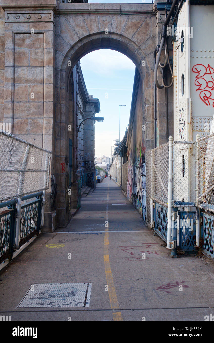 Pedestrian walkway on brooklyn bridge hi-res stock photography and ...
