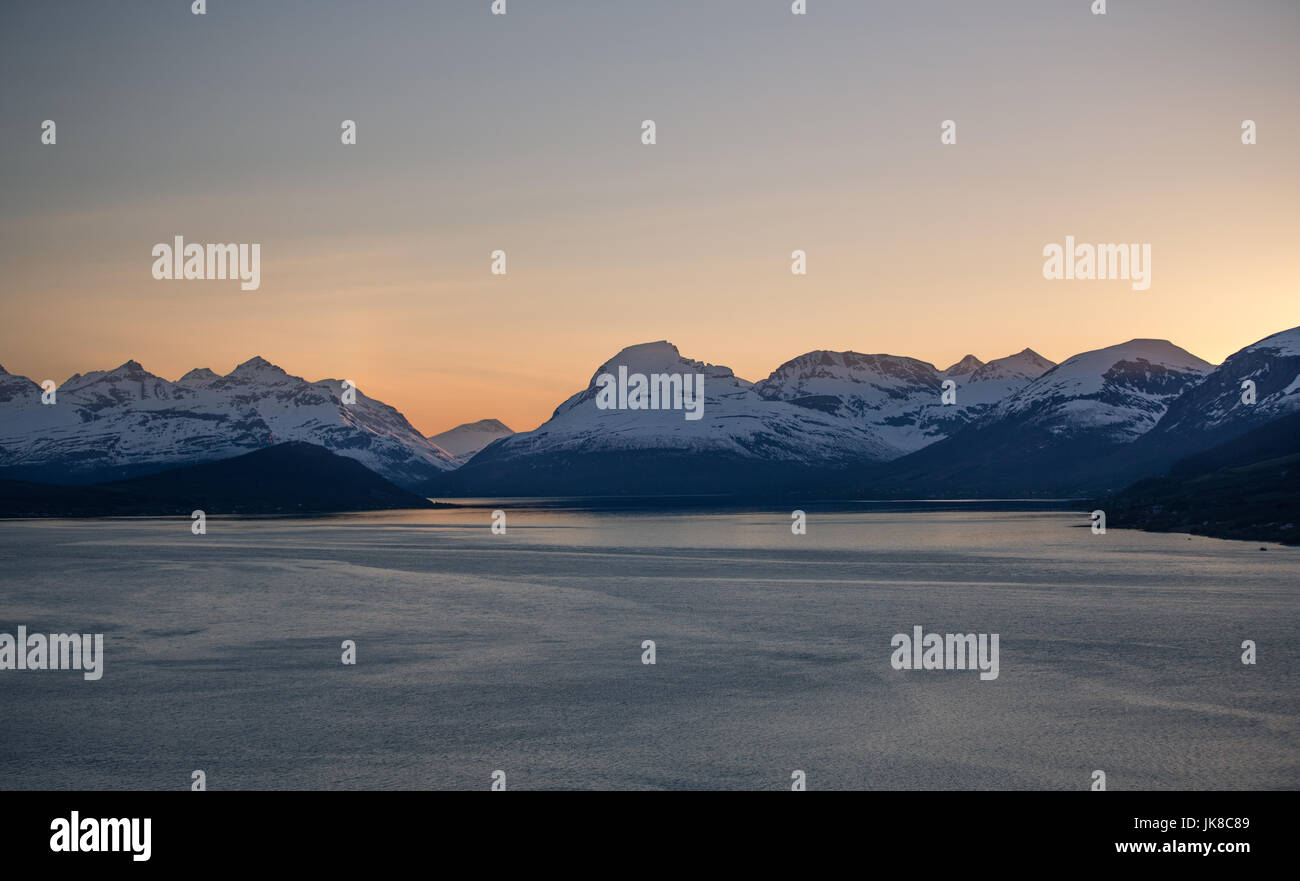 Midnight sun and northern norwegian mountain landscape Stock Photo - Alamy