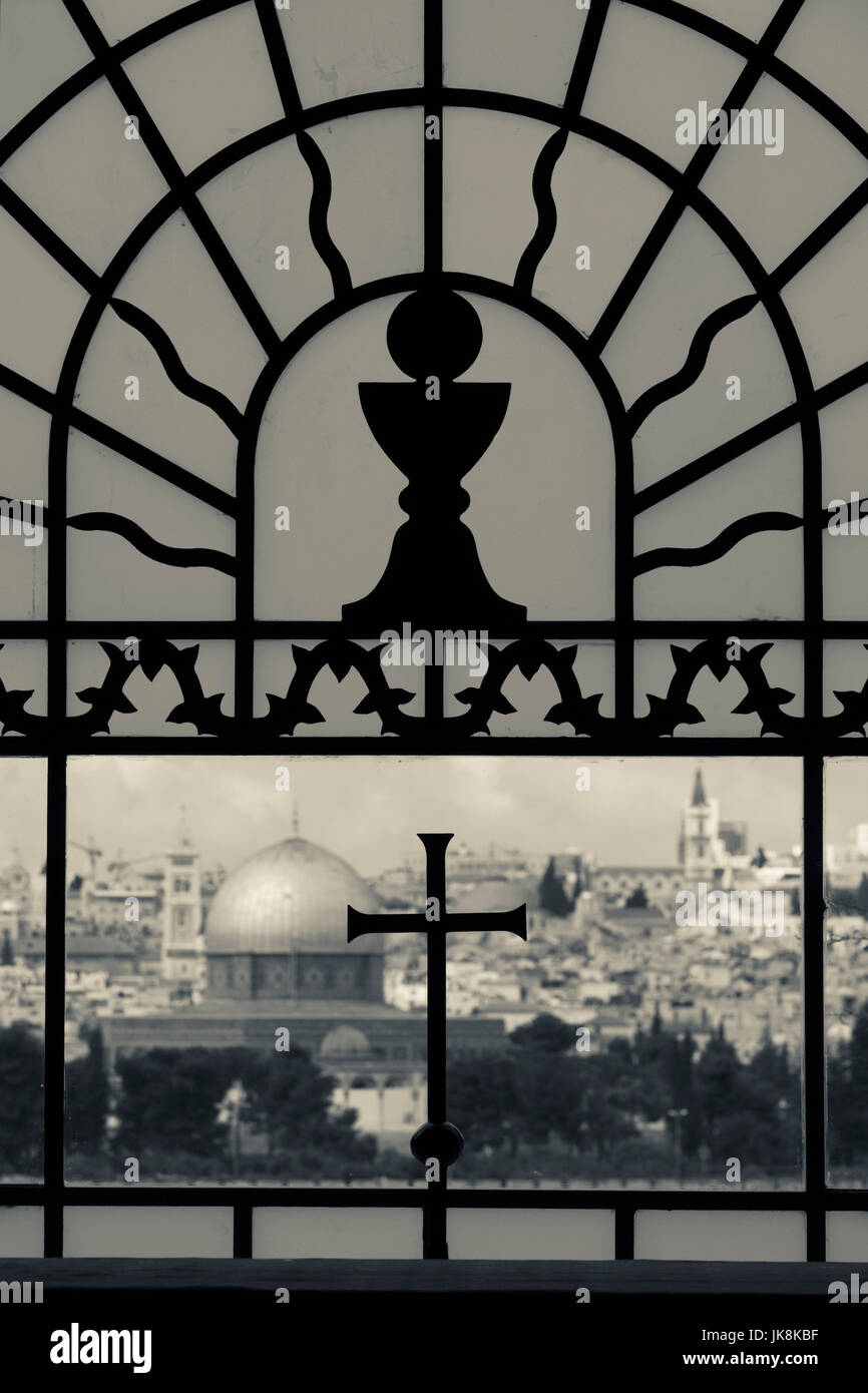 Israel, Jerusalem, Mount of Olives, view of the Dome of the Rock from ...