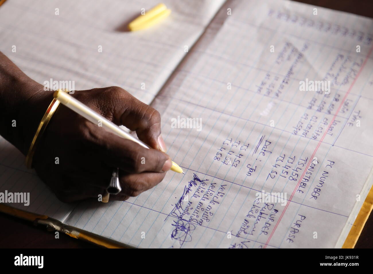 Signing bill restaurant hi-res stock photography and images - Alamy