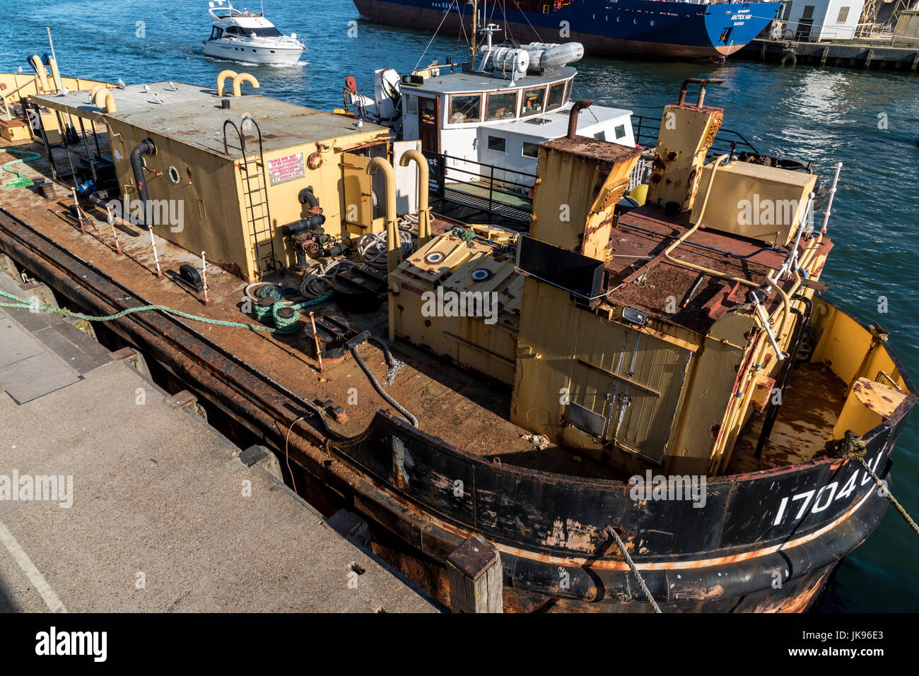 Old rusty barge and tug hi-res stock photography and images - Alamy