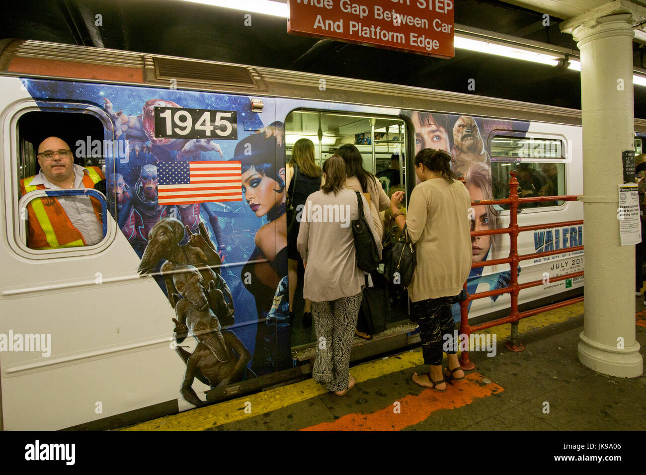 Train platform grand central hi-res stock photography and images - Alamy