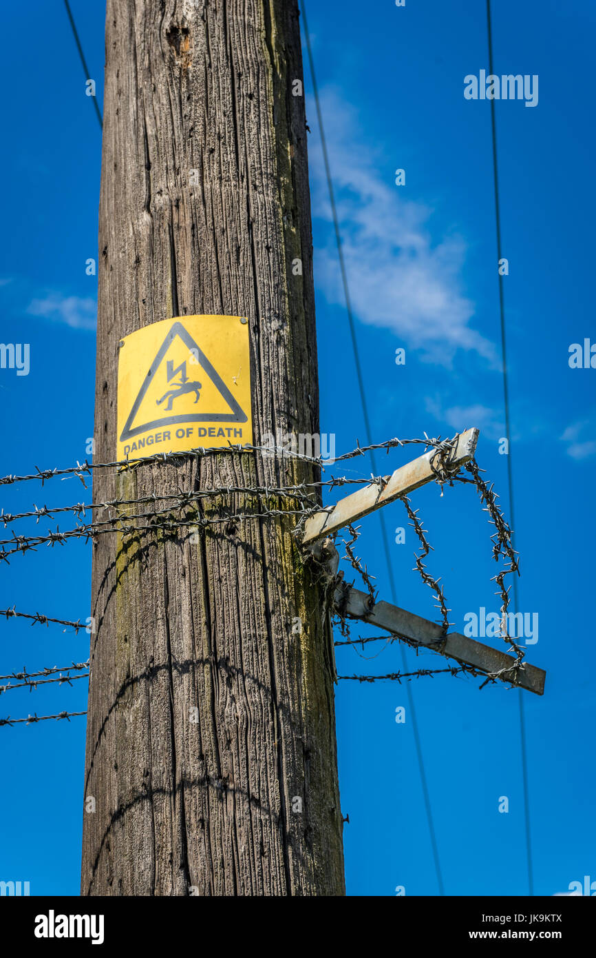 Overhead electric cables warning sign hi-res stock photography and ...