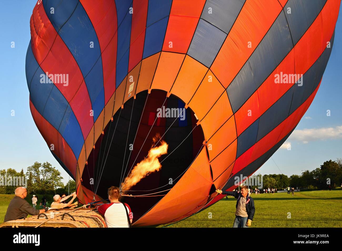 Preparation for the start of the hot air balloon Stock Photo - Alamy