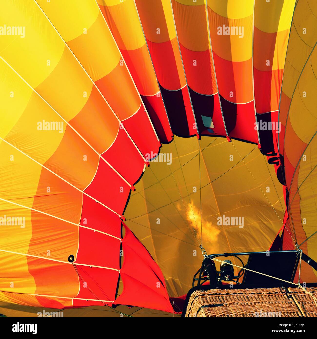 Preparation for the start of the hot air balloon Stock Photo - Alamy
