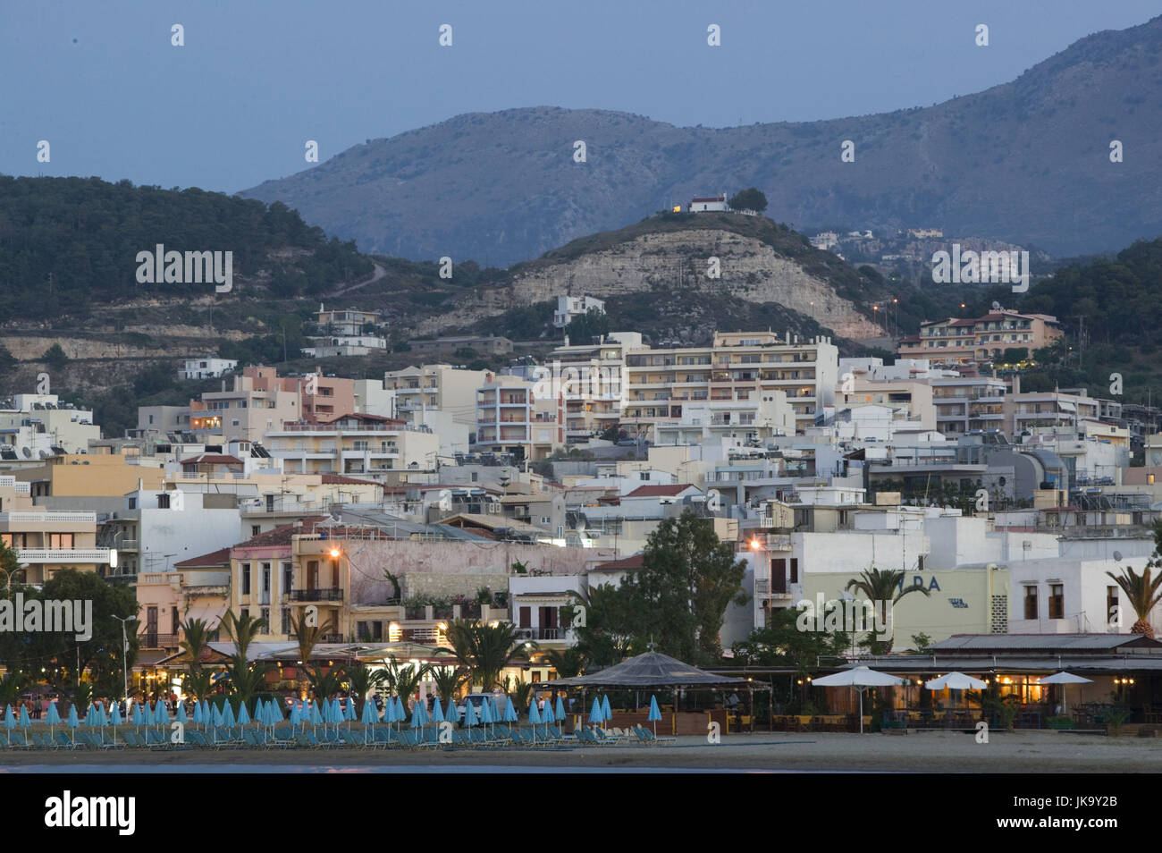 Griechenland, Kreta, Rethymno, Stadtansicht, Strand, Dämmerung Stock ...