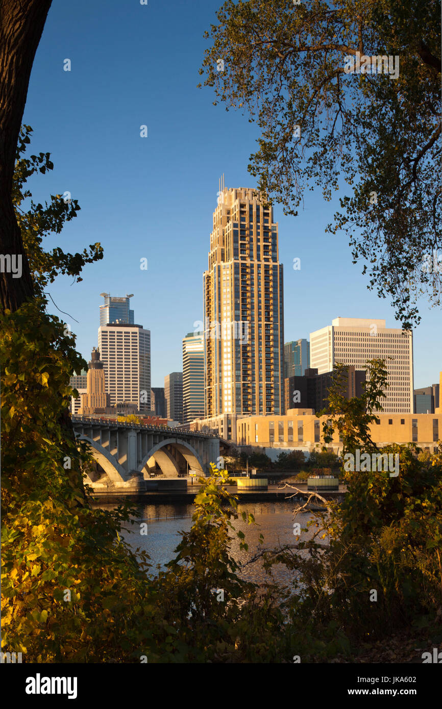 USA, Minnesota, Minneapolis, skyline with Third Avenue Bridge from ...