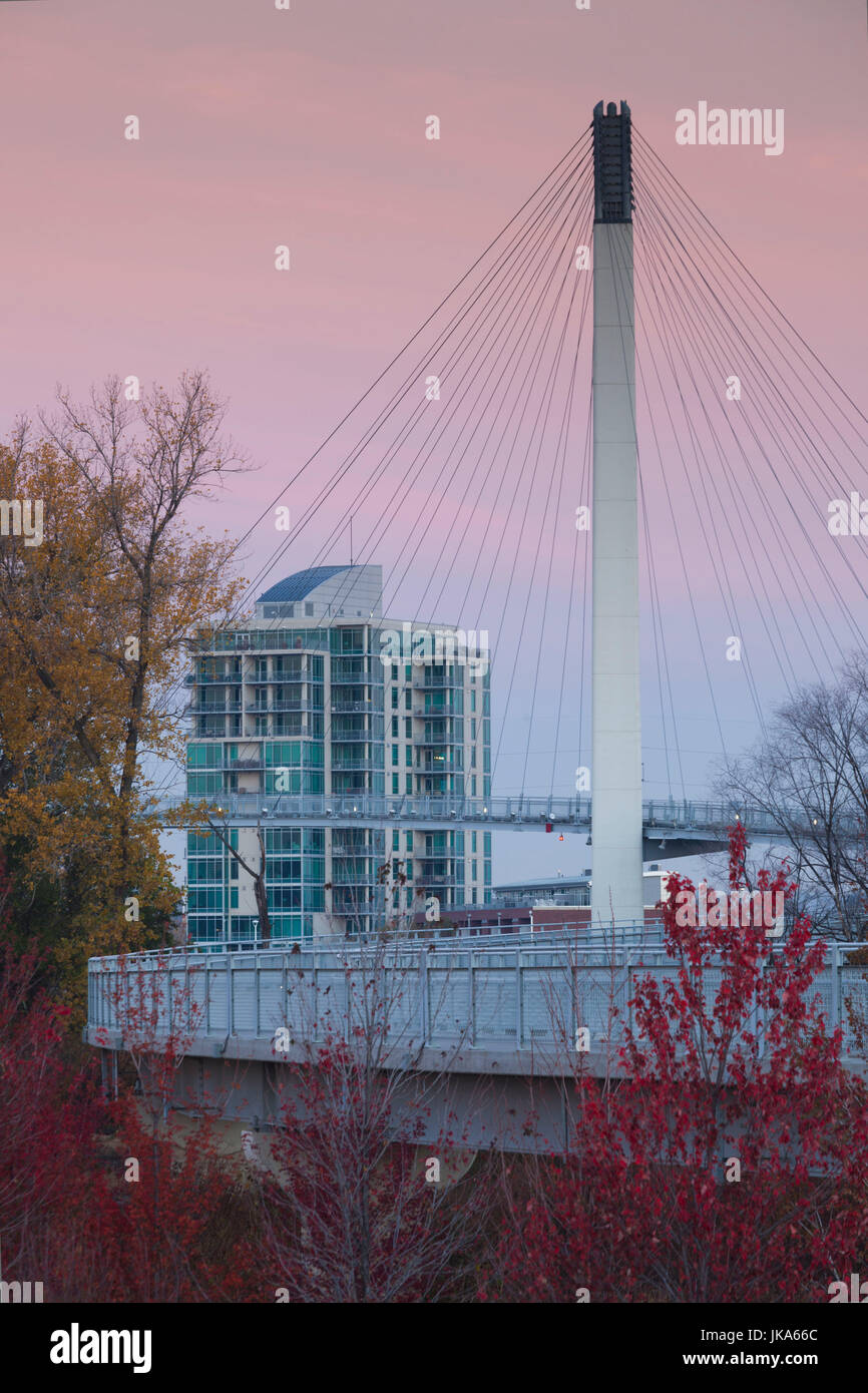 USA, Nebraska, Omaha, Bob Kerrey Pedestrian Bridge across the Missouri ...