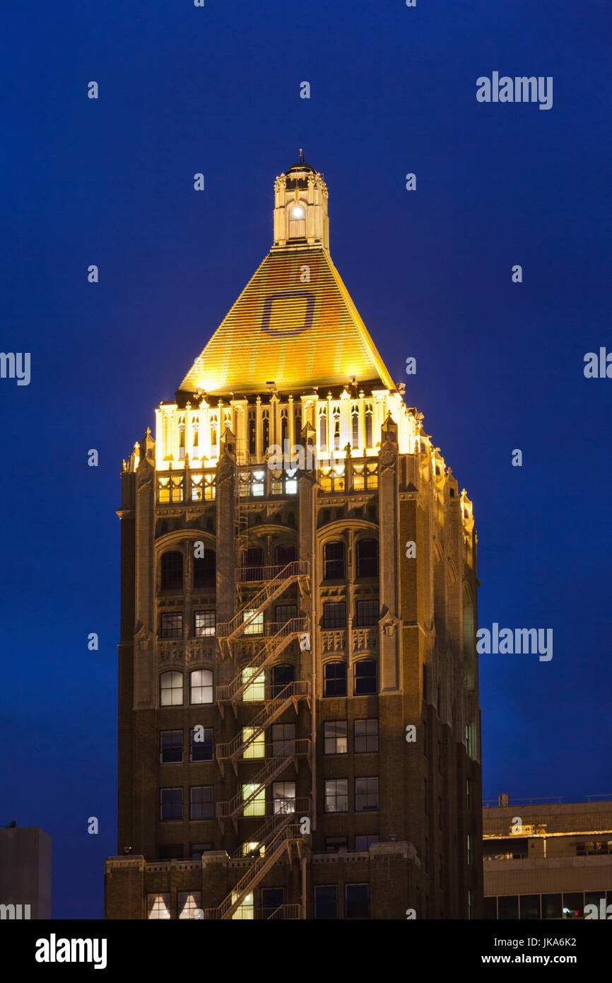 Art deco atlas life building hi-res stock photography and images - Alamy