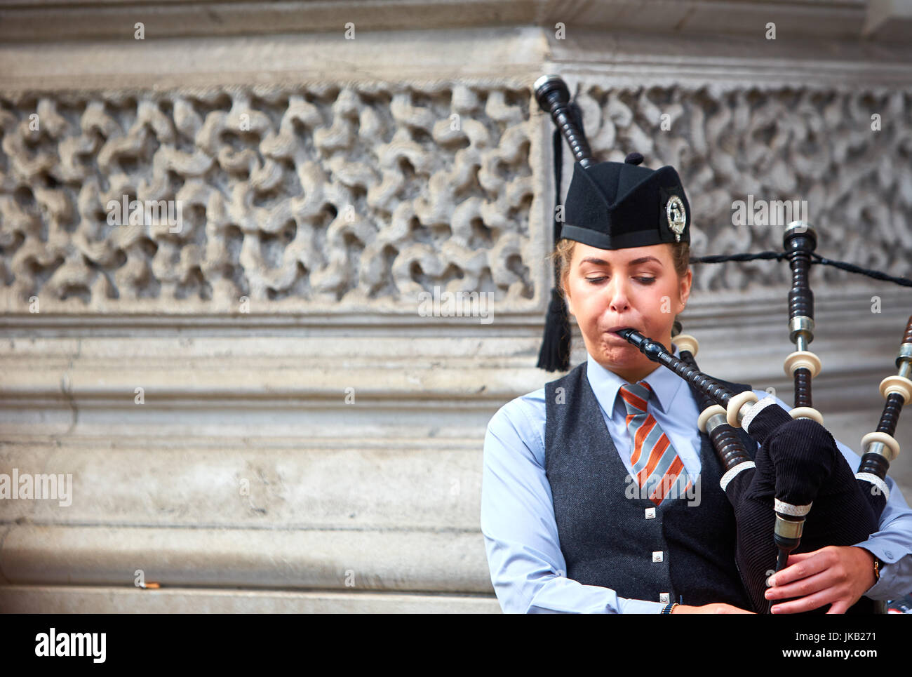 Woman playing the bagpipes hi-res stock photography and images - Alamy