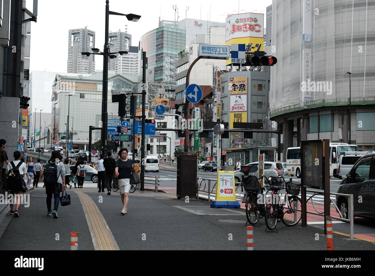 Tokyo sidewalk hi-res stock photography and images - Alamy