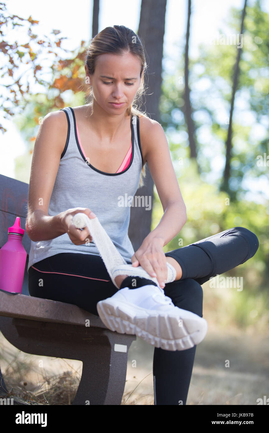 young woman with injured knee or leg outdoors Stock Photo - Alamy