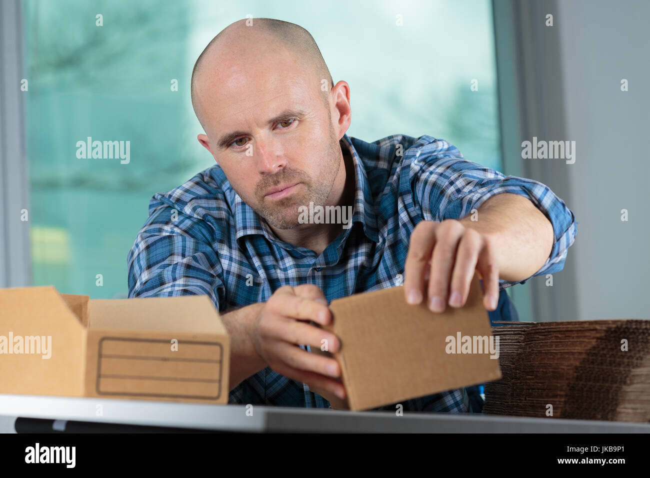 delivery man preparing small cartons Stock Photo - Alamy