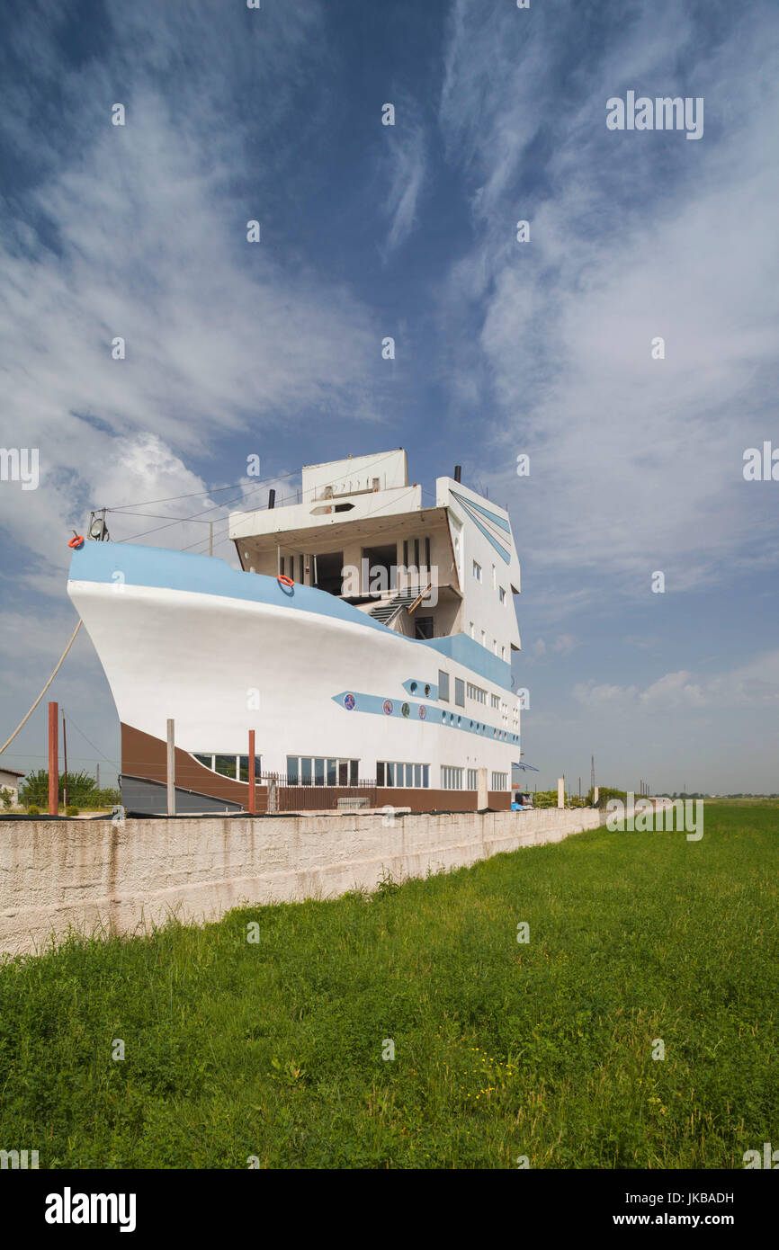 Ship shaped buildings hi-res stock photography and images - Alamy