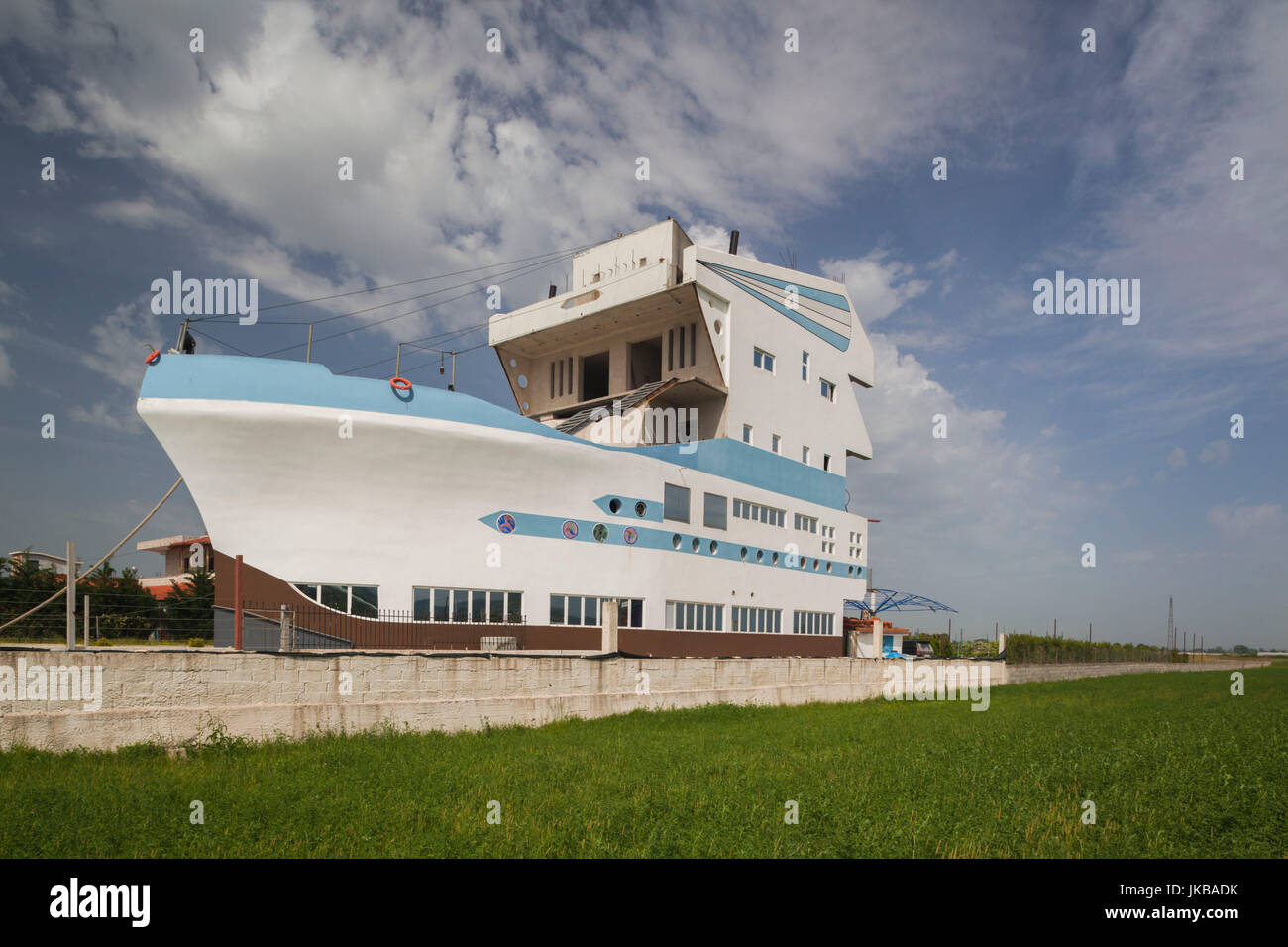 Ship shaped buildings hi-res stock photography and images - Alamy