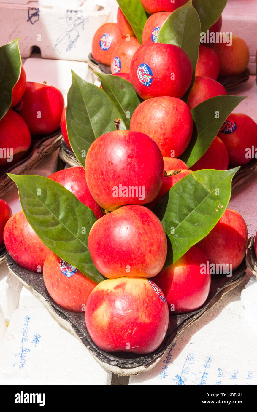 Apples display for sale hi-res stock photography and images - Alamy