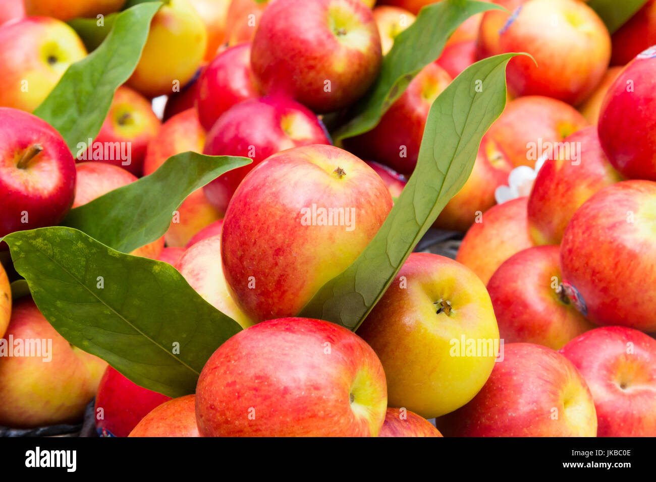 Arrangement of apples for sale on a market stall Stock Photo - Alamy