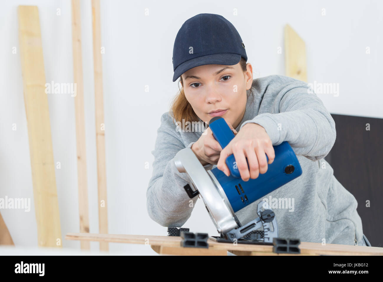 woman carpenter using circular saw Stock Photo - Alamy