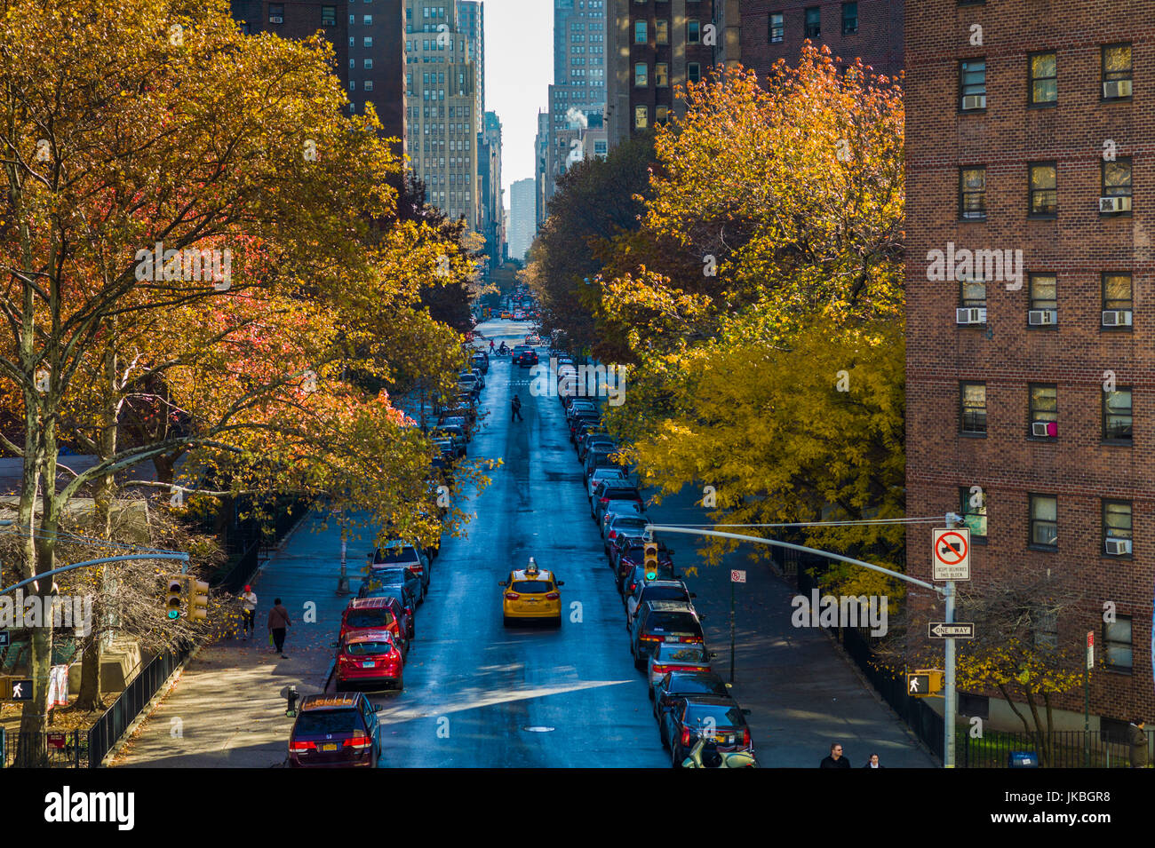 USA, New York, New York City, Lower Manhattan, elevated city street ...