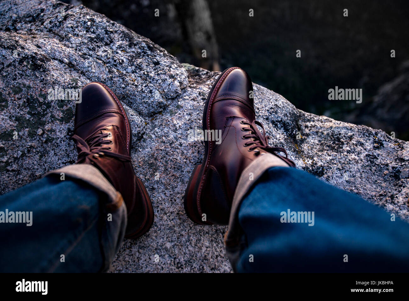 Hanging off cliff hi-res stock photography and images - Alamy