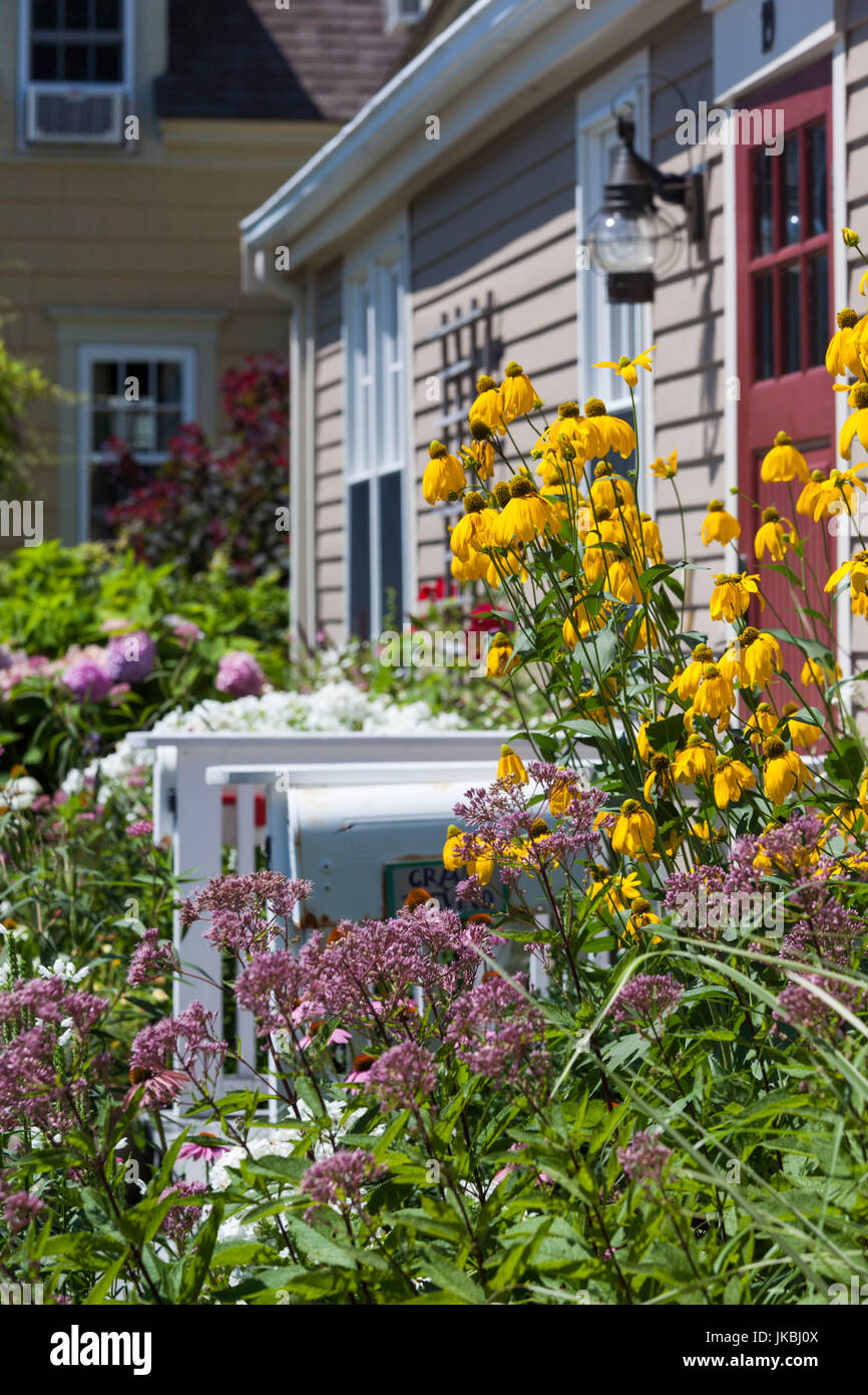 Cape cod house flowers hi-res stock photography and images - Alamy