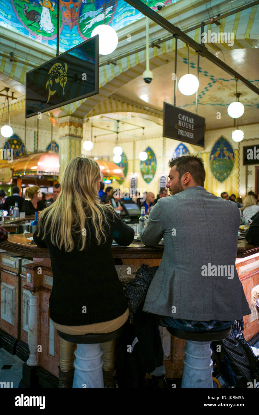 England, London, Kinghtsbridge, Harrod's Department Store, food court ...